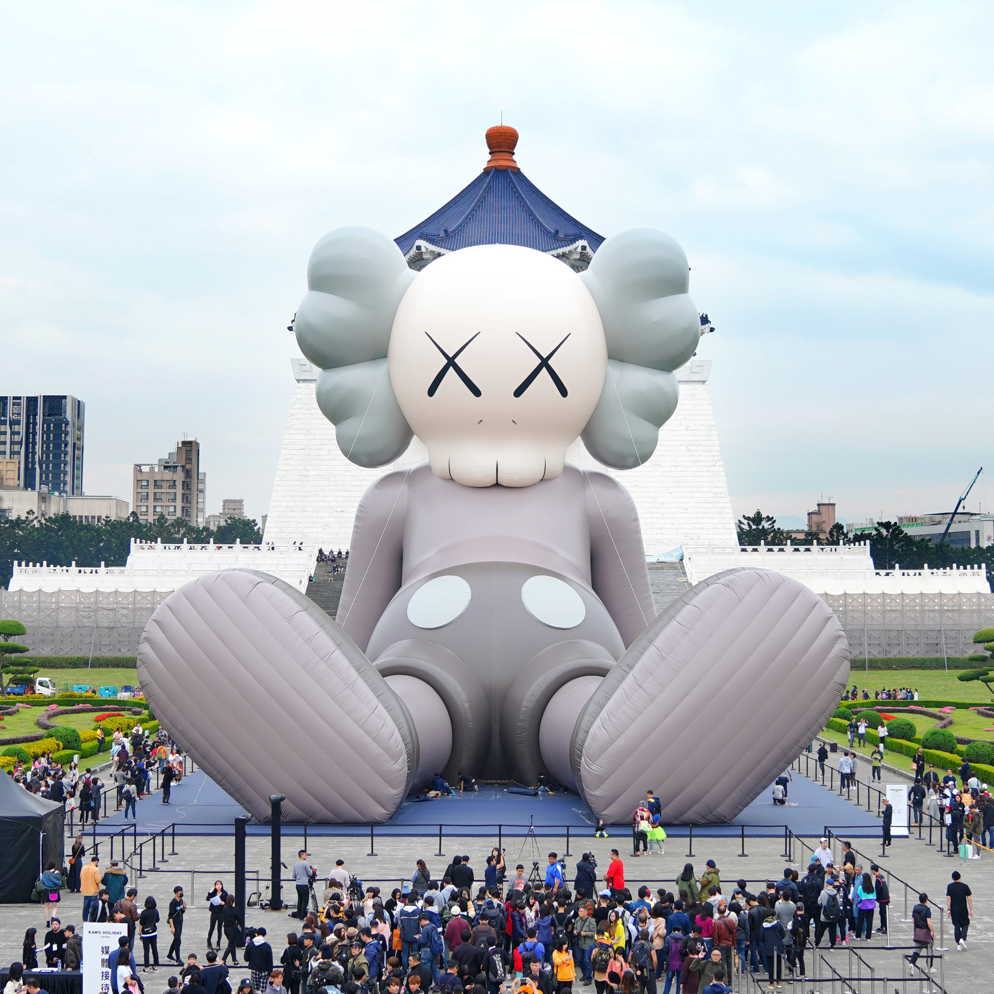 Le Companion de KAWS se la coule douce dans les eaux d'Hong Kong